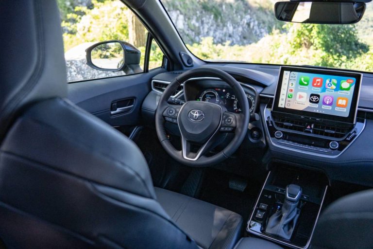 Toyota Corolla Cross 2026: debutta la versione GR SPORT e la nuova ...